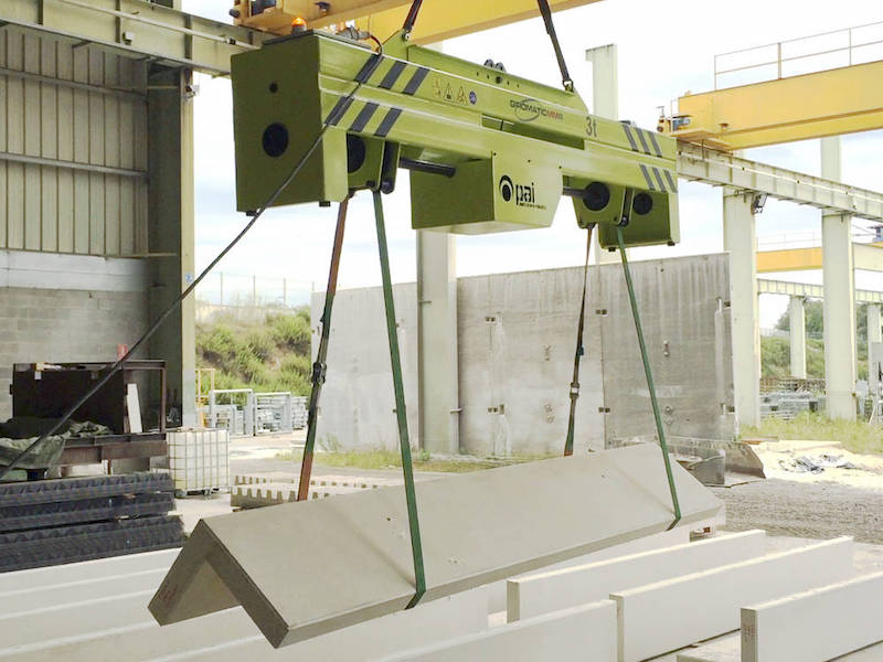 Rotating lifting beam for turning heavy loads | Conncept.cz